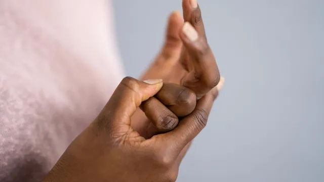 7 DIY Ways To Lighten Dark Knuckles Naturally At Home