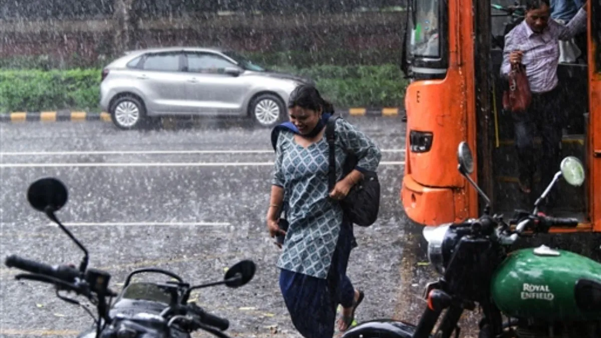Heavy Rain Batters Delhi-NCR; Waterlogging, Traffic Snarls Hit Capital, Airlines Issue Travel ...