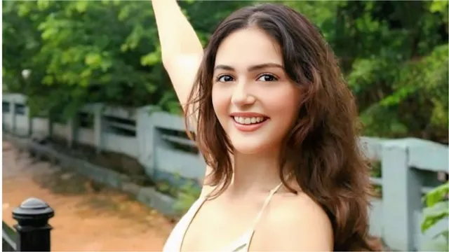 Saiyaara Star Aneet Padda's LinkedIn Profile Goes Viral, Impressed ...