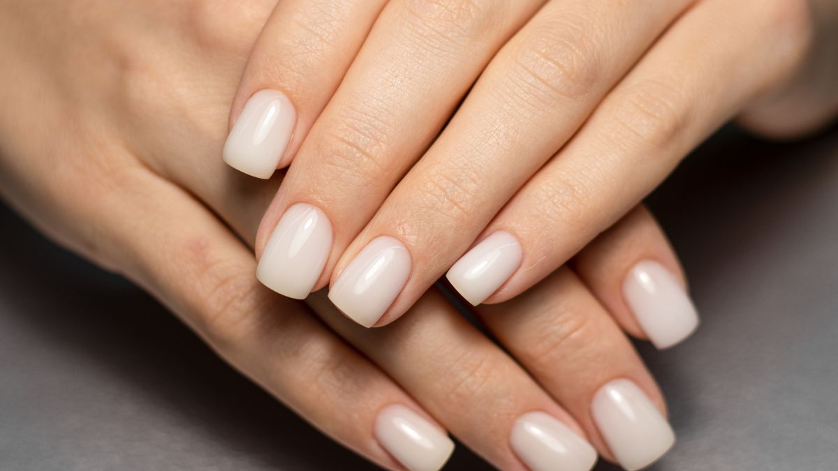 Discover 5 Trendy Colours That Make Short Nails Look Insanely Chic