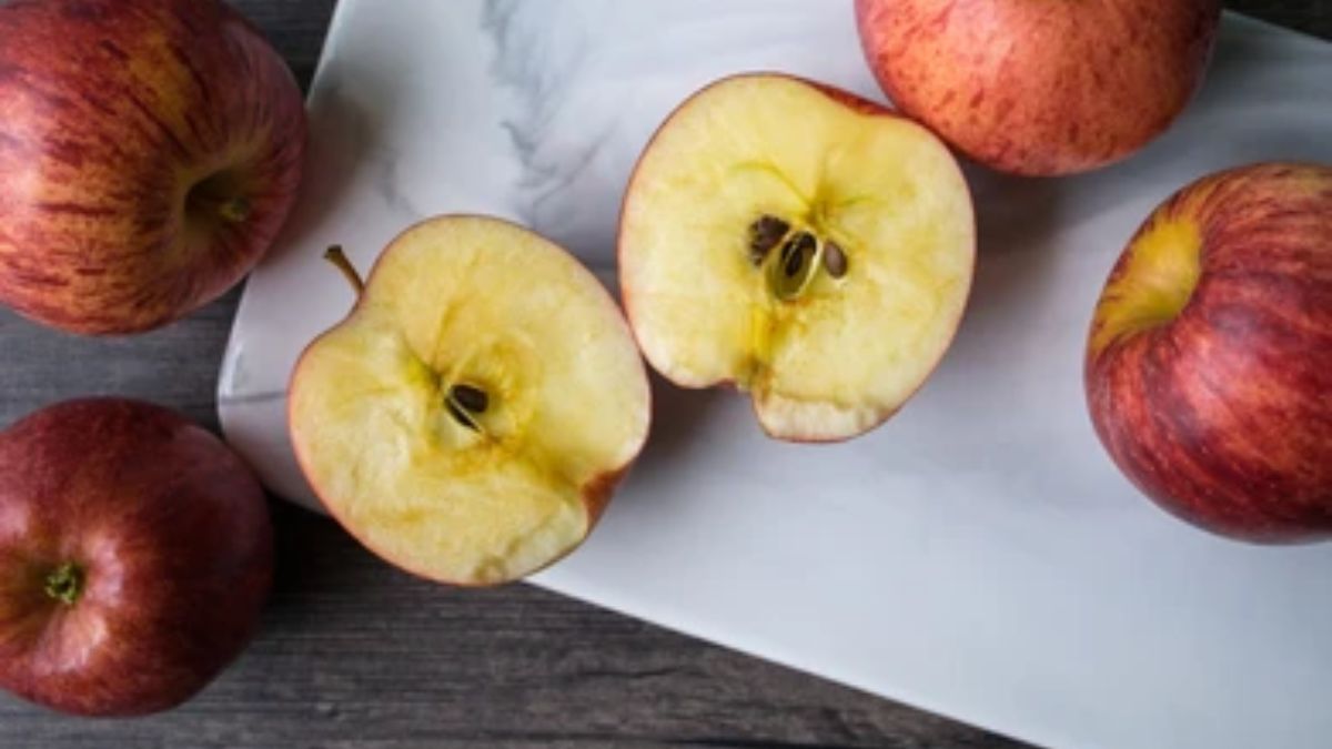 Why Does Apple Turns Black When We Cut It? Here’s The Real Reason