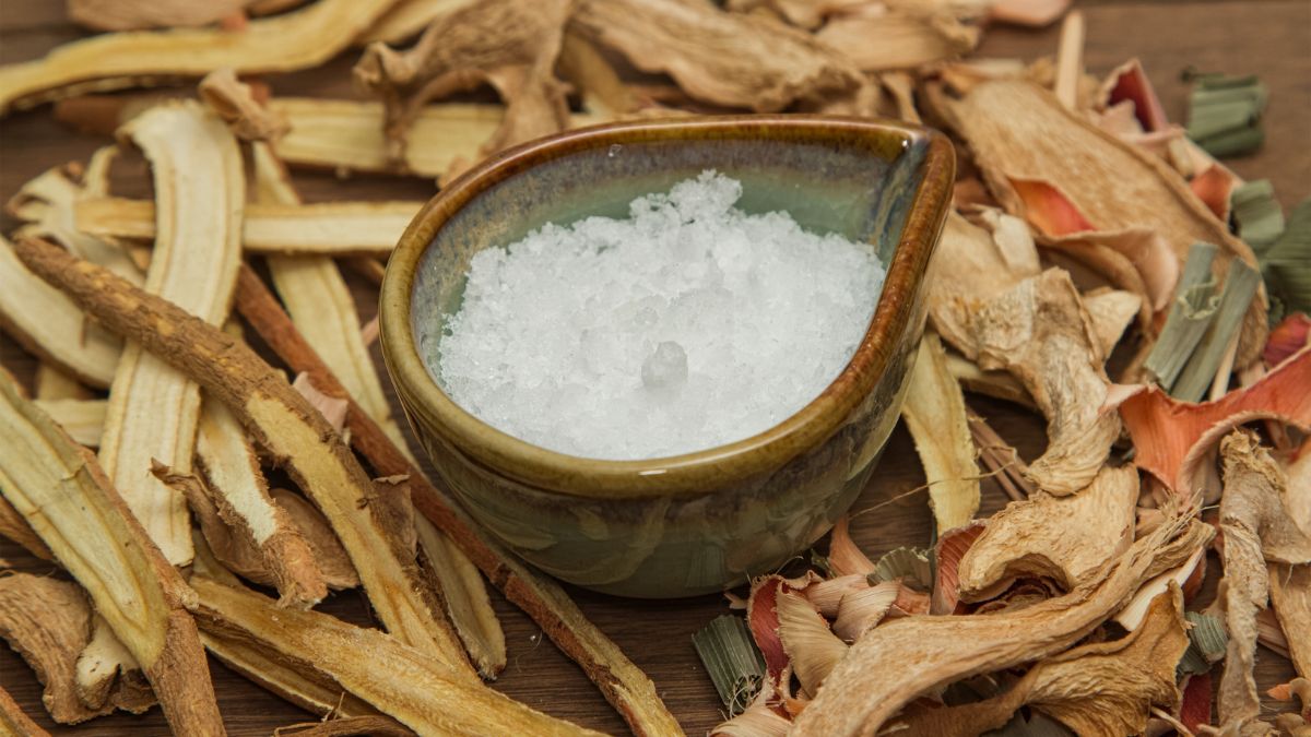 6 Smart Ways To Use Camphor At Home To Remove Musty Smell This Rainy Season