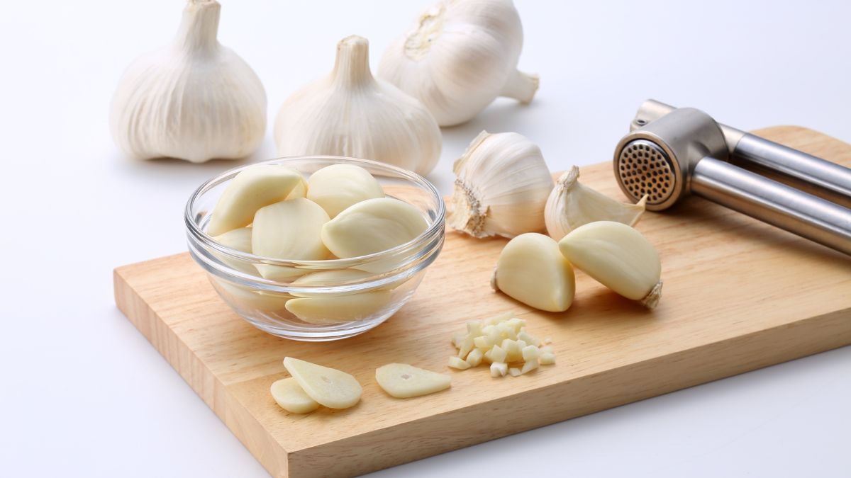 Here’s What Eating Raw Garlic On An Empty Stomach Every Morning Does To ...