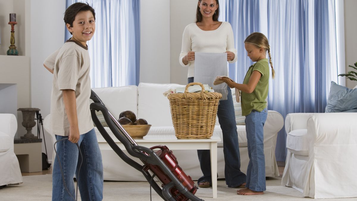 5 Smart Parenting Tips To Raise Children Who Enjoy Helping At Home