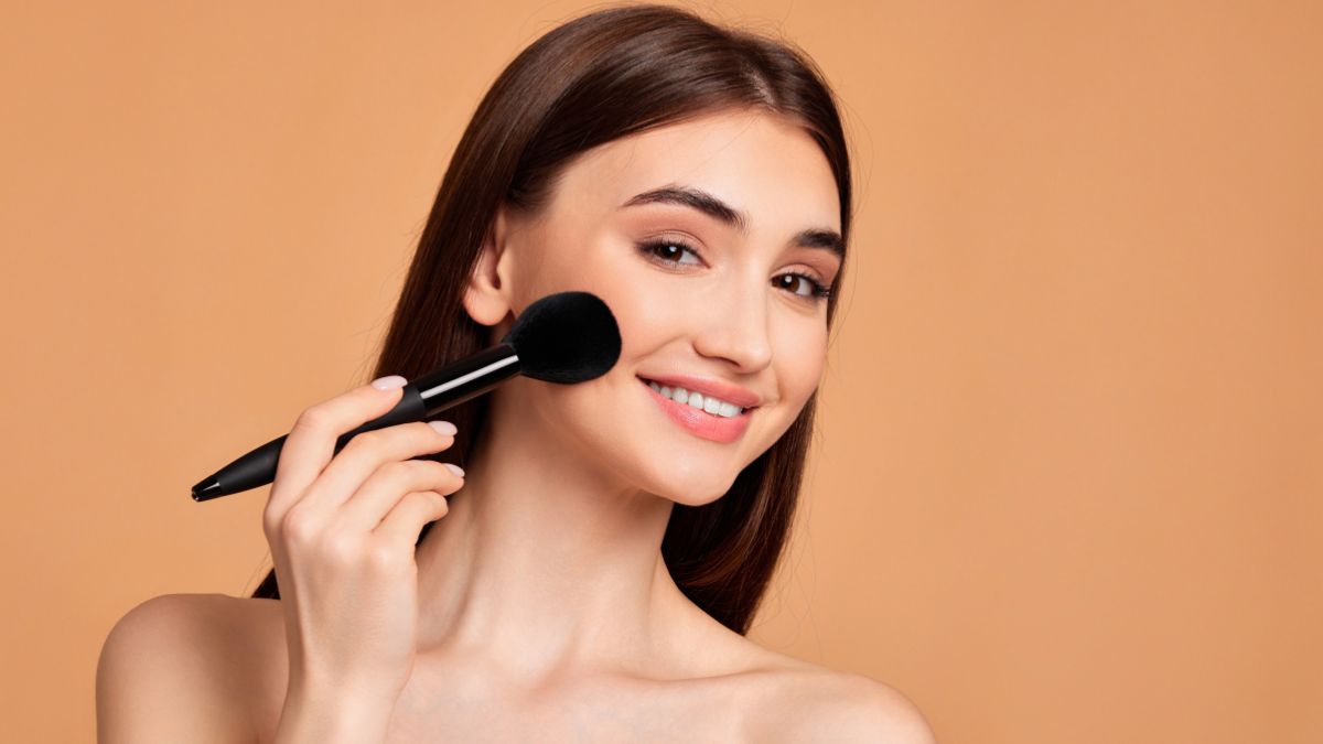 Powder vs Liquid Highlighter: Which Type Gives You The Ultimate Glow?