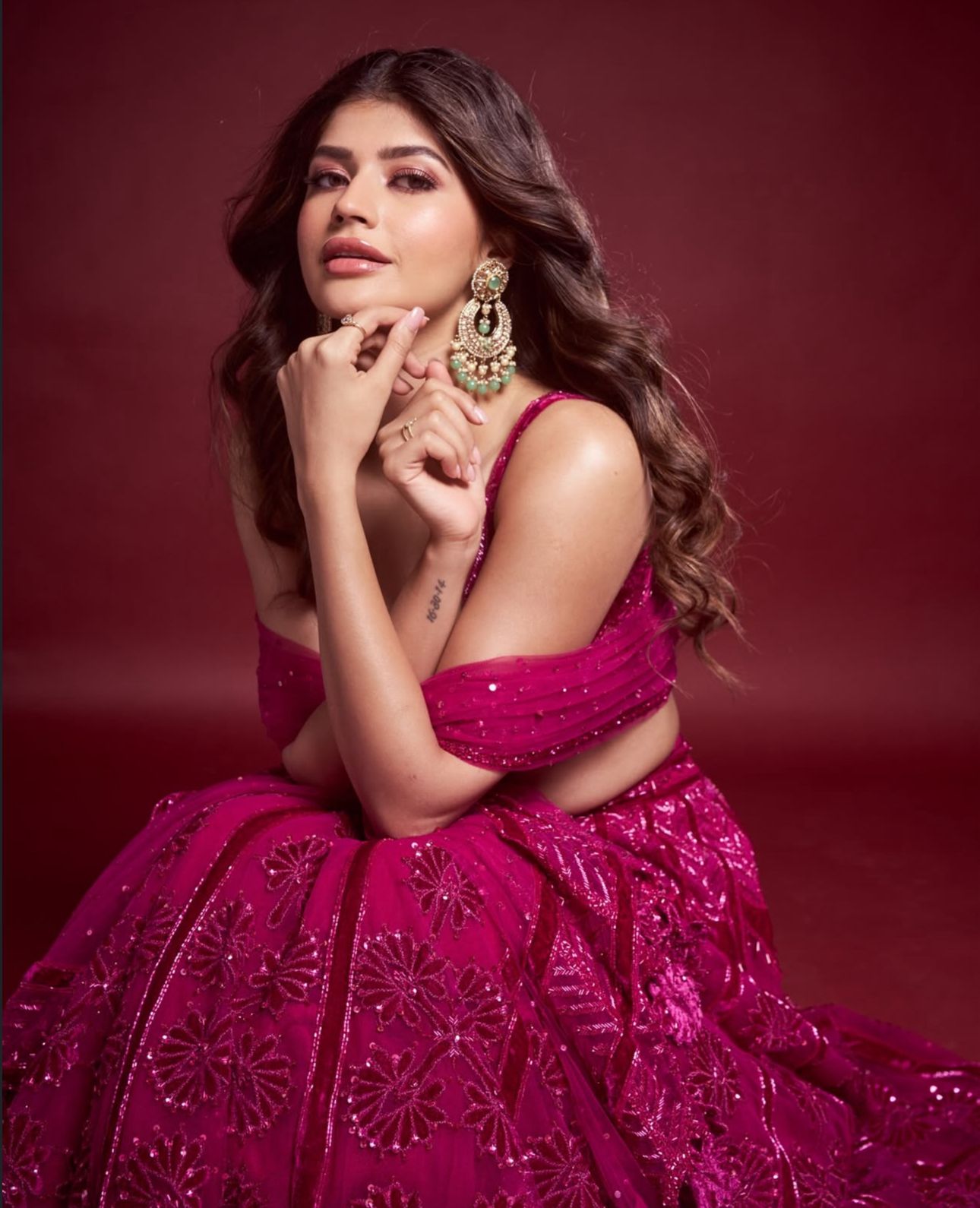 Shardiya Navratri 2025 Day 9: Stunning Pink Outfit Ideas Inspired By ...