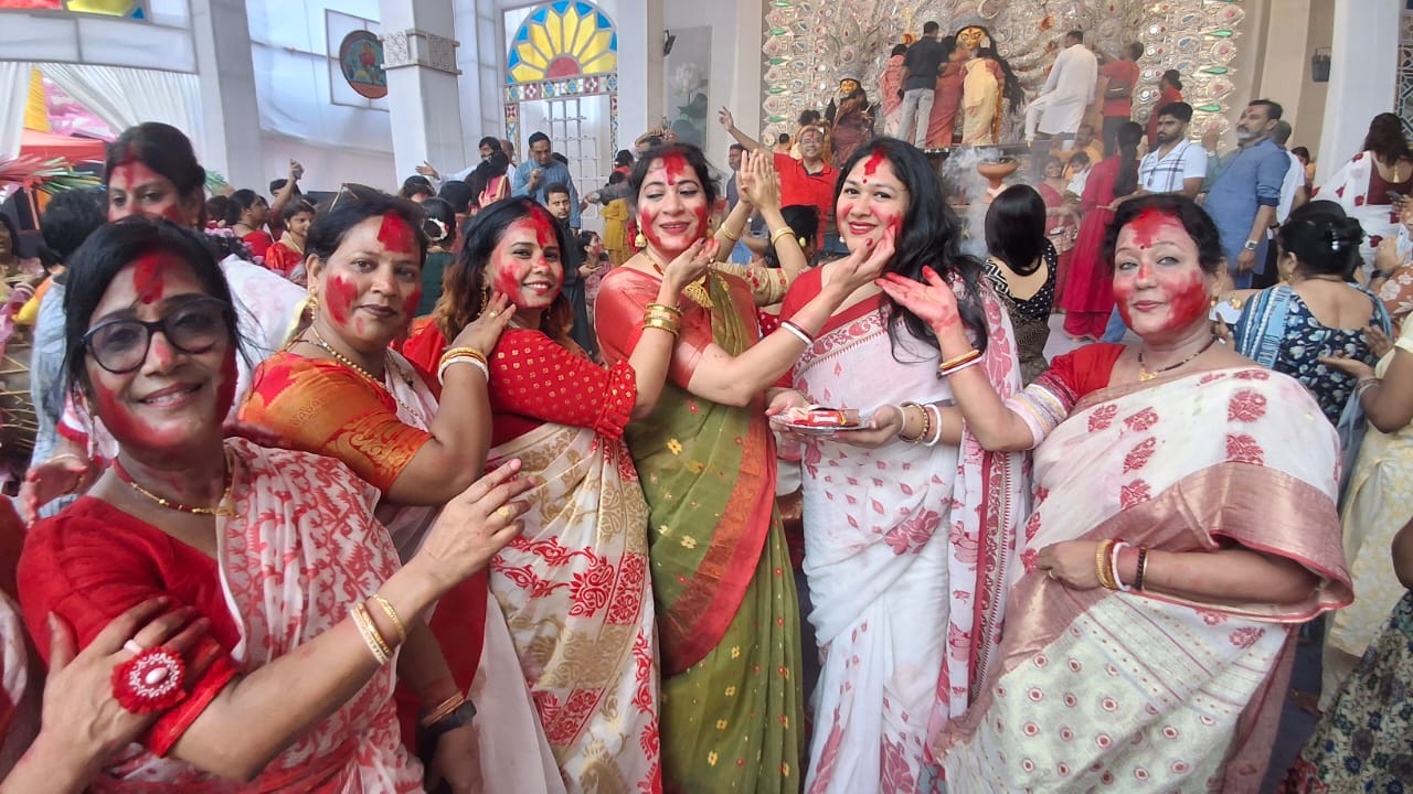 Devotees Perform Traditional Rituals, Offer Prayers As Durga Utsav Ends ...