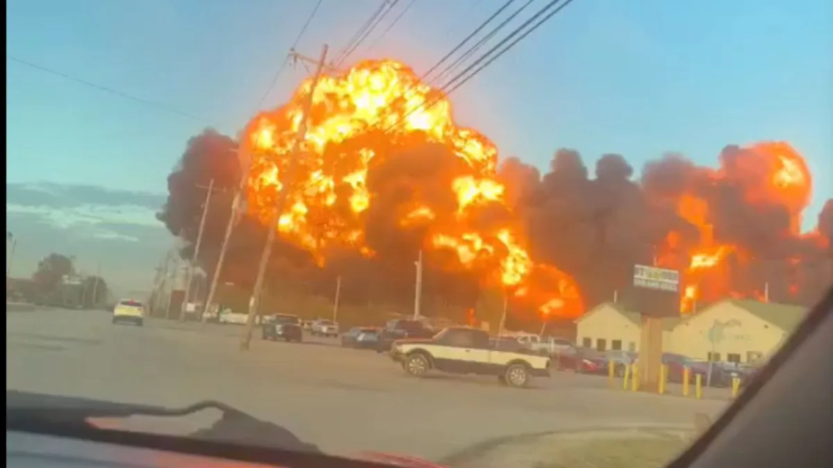 US Plane Crash: 7 Killed After UPS Cargo Plane Explodes Into Flames In Kentucky | Horrific Video