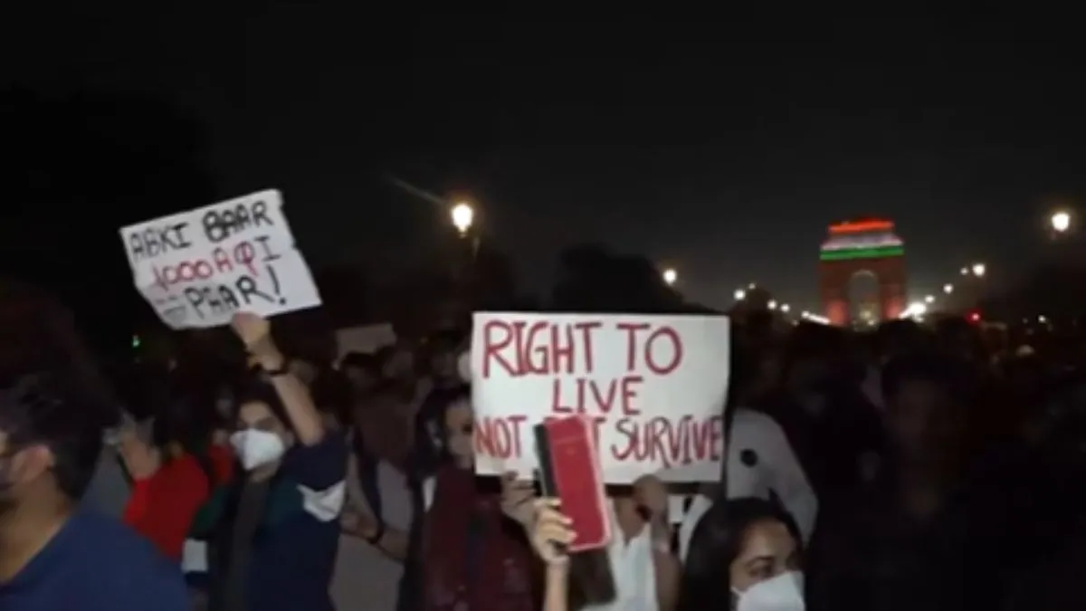 Delhi Pollution Protest: Parents And Activists Gather At India Gate ...