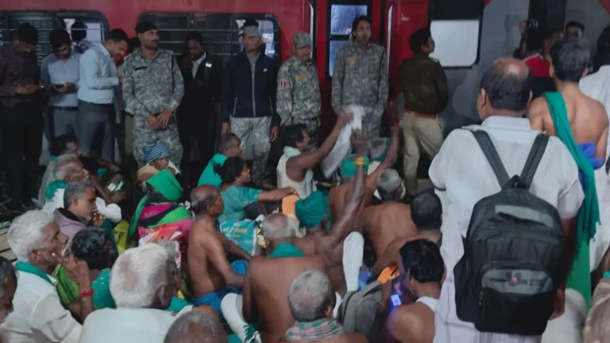 Tamil Nadu Farmers, En Route To Delhi To Protest, Deboarded From Train ...