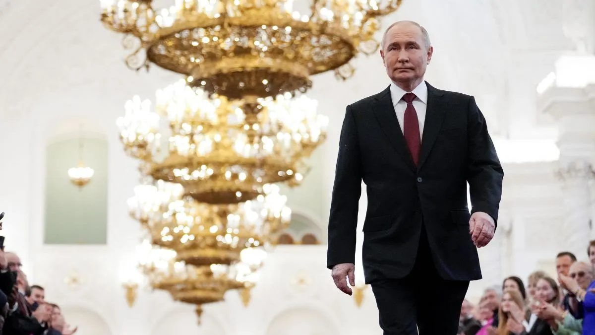 Putin’s Signature Walk: Why Russian President Putin’s Right Hand ...
