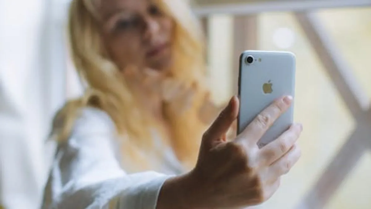 What Is Smartphone Pinky? This Is How It Is Reshaping Your Hands