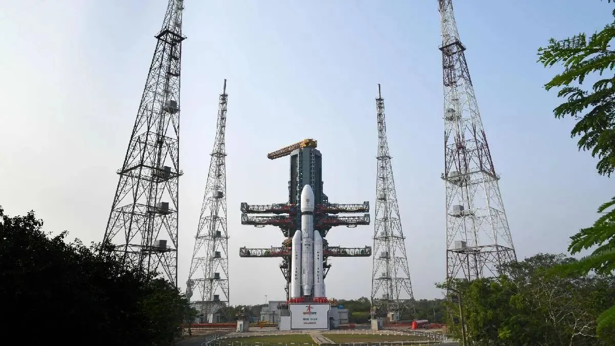 ISRO LVM3-M6 Rocket Launch: Direct-To-Phone Broadband Without Towers On ...