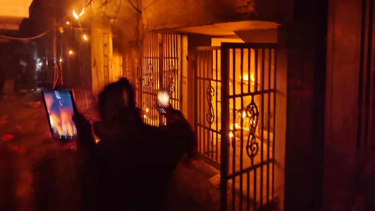 Shaheen Bagh Fire: Elderly Woman Dies Of Suffocation; Family Rescued By ...