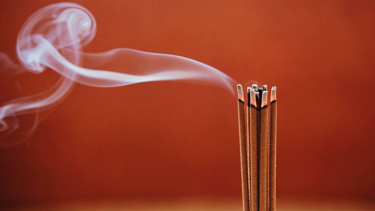5 Best Incense Fragrances To Attract Wealth, Prosperity And Money As ...