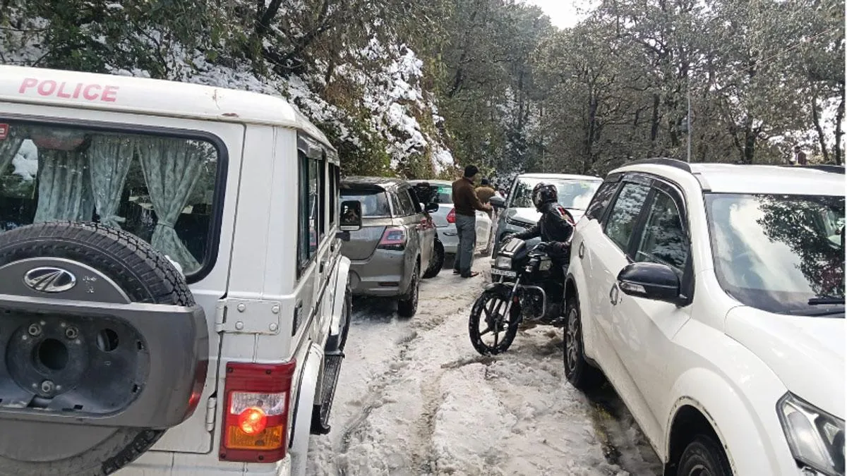 Chakrata Snowfall Alert: 10-KM Traffic Jam Grips Kalsi Motor Road; PWD ...