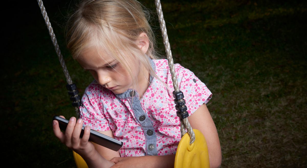 5 Early Signs Of Digital Addiction Parents Should Not Ignore, Expert ...