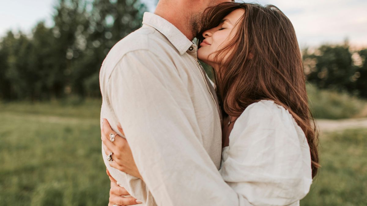 Happy Hug Day 2026: The Way You Hug Your Partner Reveals This About ...