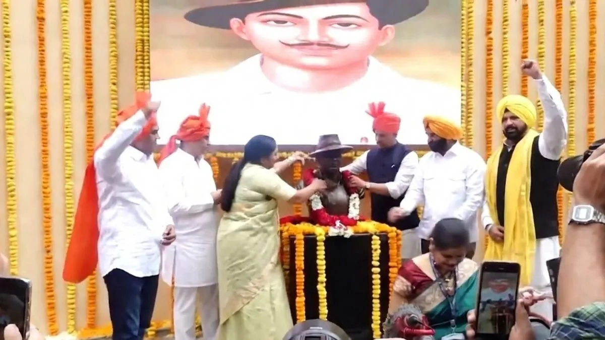 Shaheed Diwas: Delhi CM Rekha Gupta Unveils Bhagat Singh Statue ...