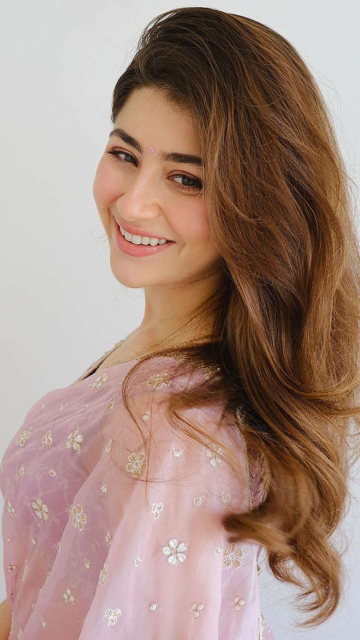 Aditi Bhatia Inspired Trendy And Chic Saree Blouse Designs