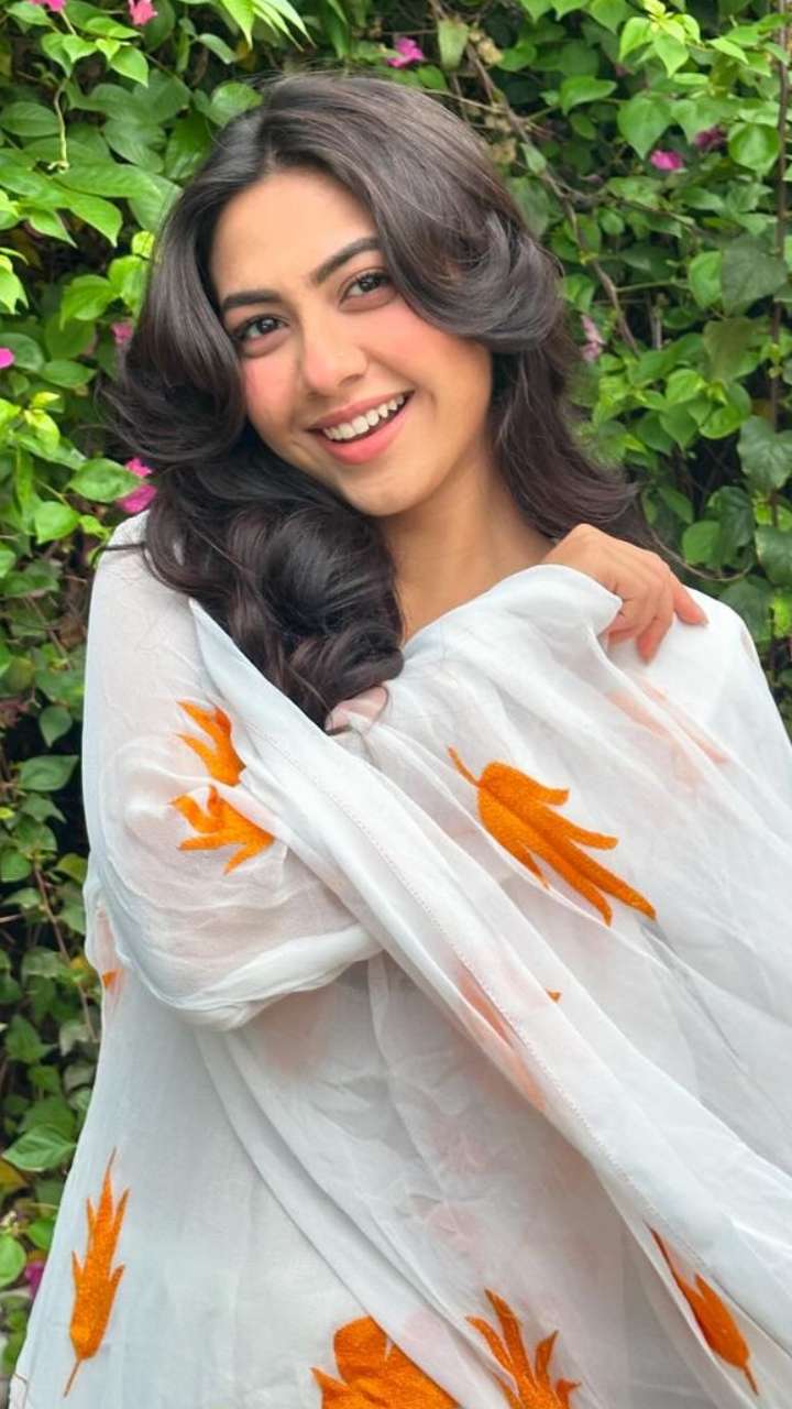 9 Reem Shaikh's Outfits For A Temple Visit!