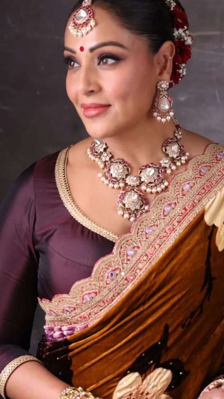 Bipasha Basu’s 5 Modern Durga Pooja Outfits For A Perfect Look!