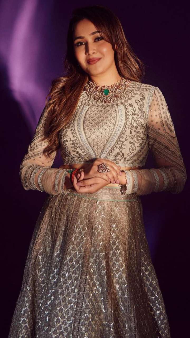 Tamil Actress Priya Mohan's Ethnic Outfits For Diwali