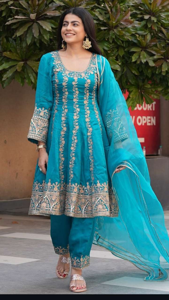 6 Vibrant Suit Sets By Punjabi Actress Mahi Sharma For Sister's Mehendi