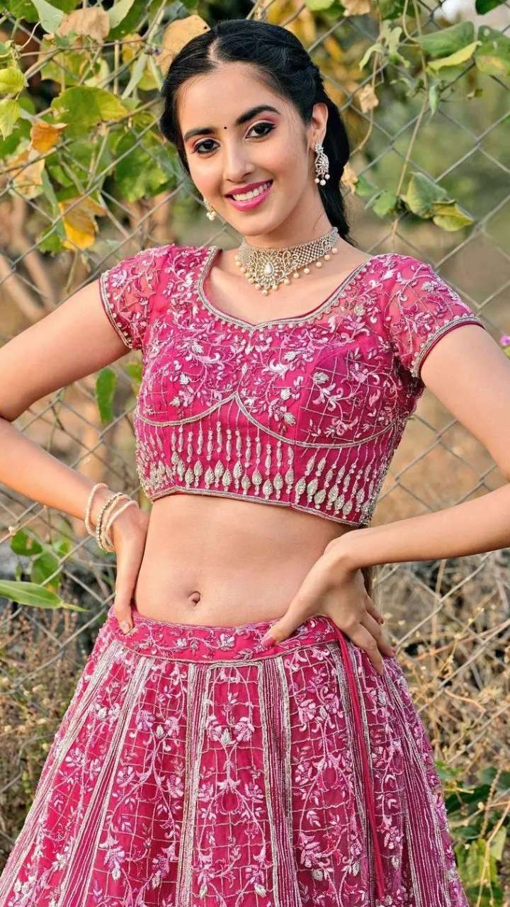 5 Gorgeous Lehenga Blouse Designs By Simrat Kaur For Roka Look