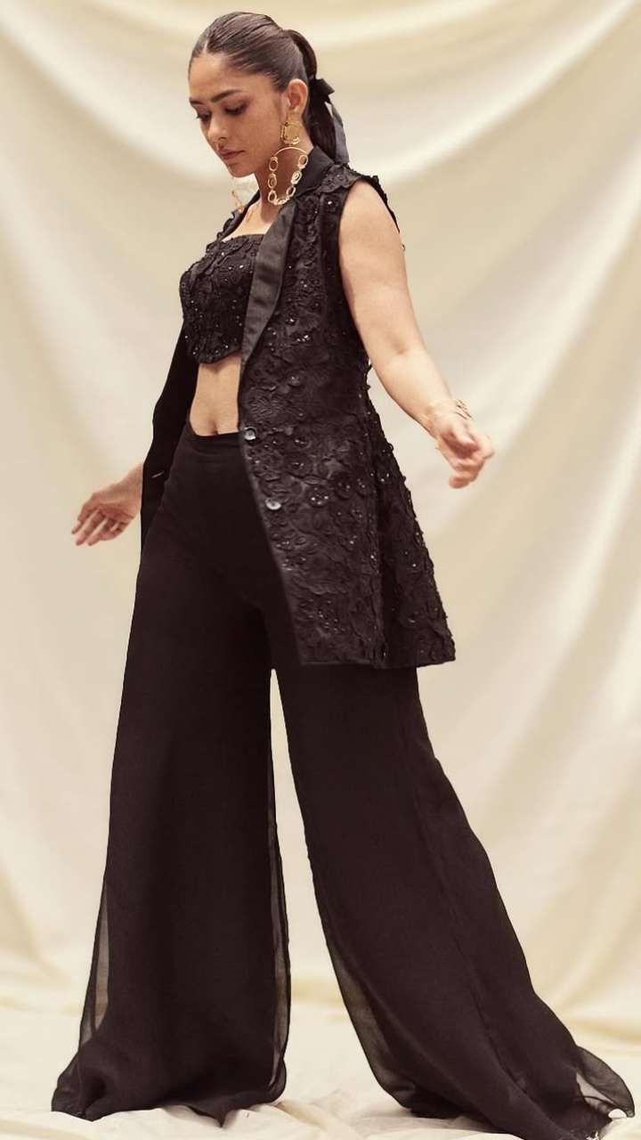 Mrunal Thakur Top Black Outfits For Corporate New Year Party