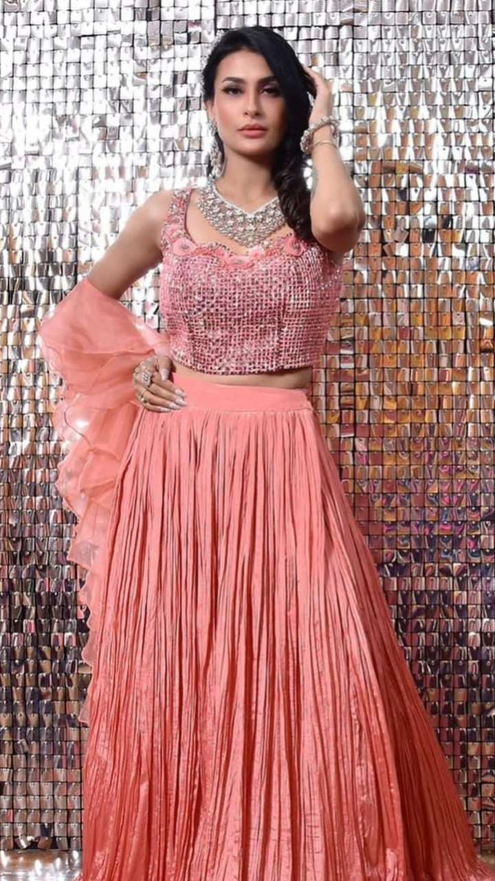 Pavitra Punia's Amazing Traditional Outfits For Wedding Guests| Wedding ...