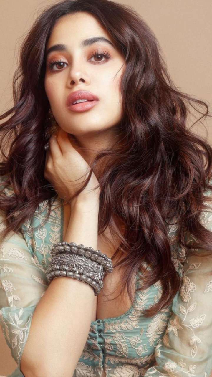 Janhvi Kapoor Stunning Ethnic Looks | Green Outfits For Navratri Day 3 ...