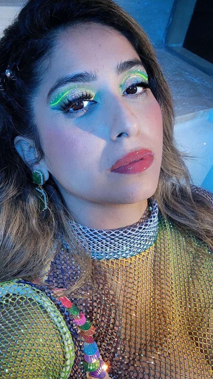 Neha Bhasin's glammed-up eye makeup for festive season | Trendy Eye ...