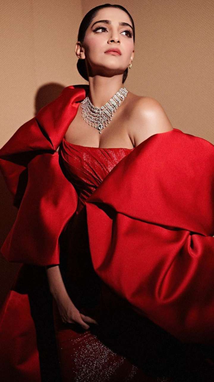 Sonam Kapoor's Ravishing Red Outfits | Trendy Outfits