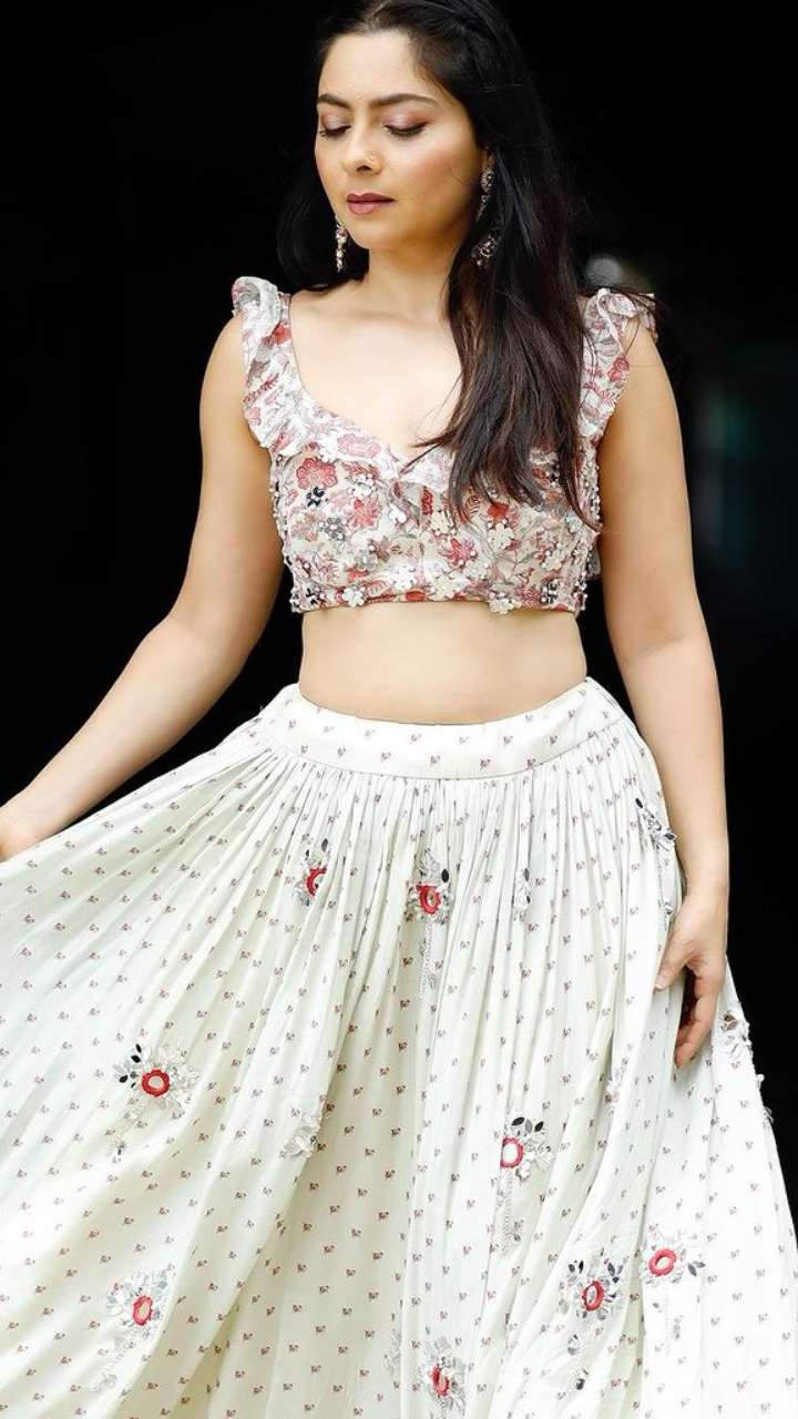 Sonalee Kulkarni Sassy Blouse Designs To Elevate Your Look