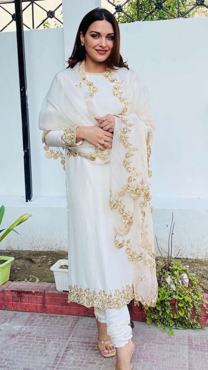 5 Beautiful Suit Designs By Himanshi Khurana For Your Roka