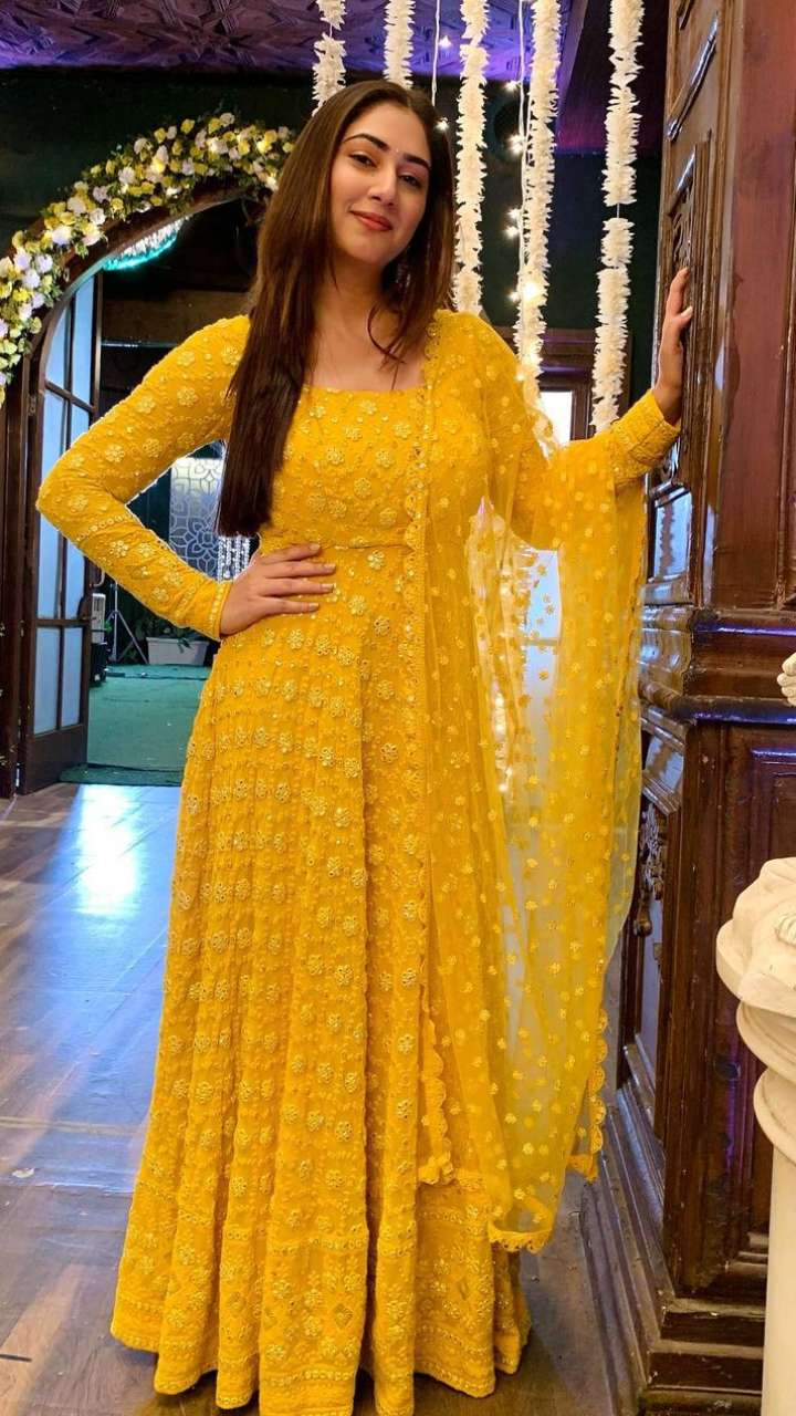 5 Stylish Suit Sets By Disha Parmar For Your BFF Roka Ceremony