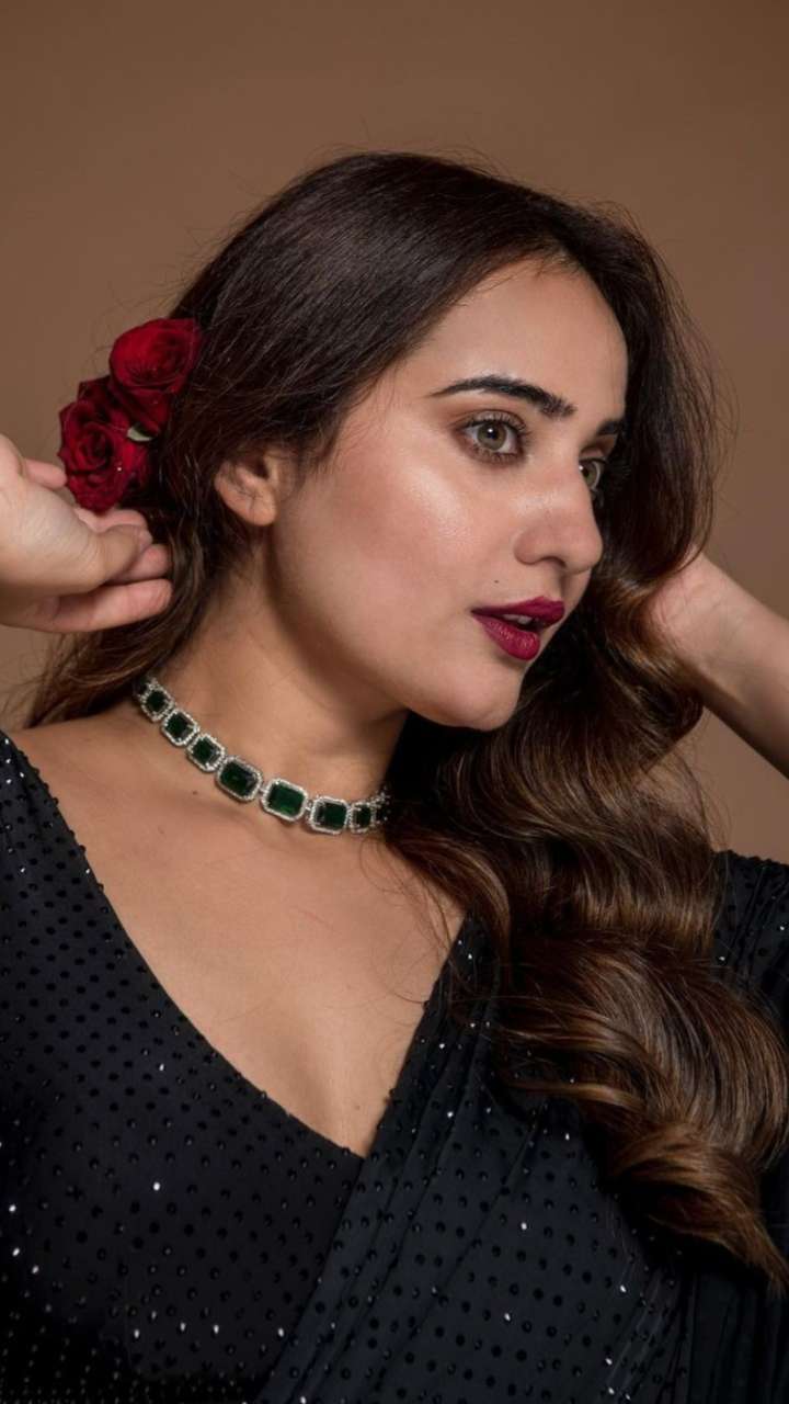 6 Gorgeous Kusha Kapila's Look For BFF's Mehandi