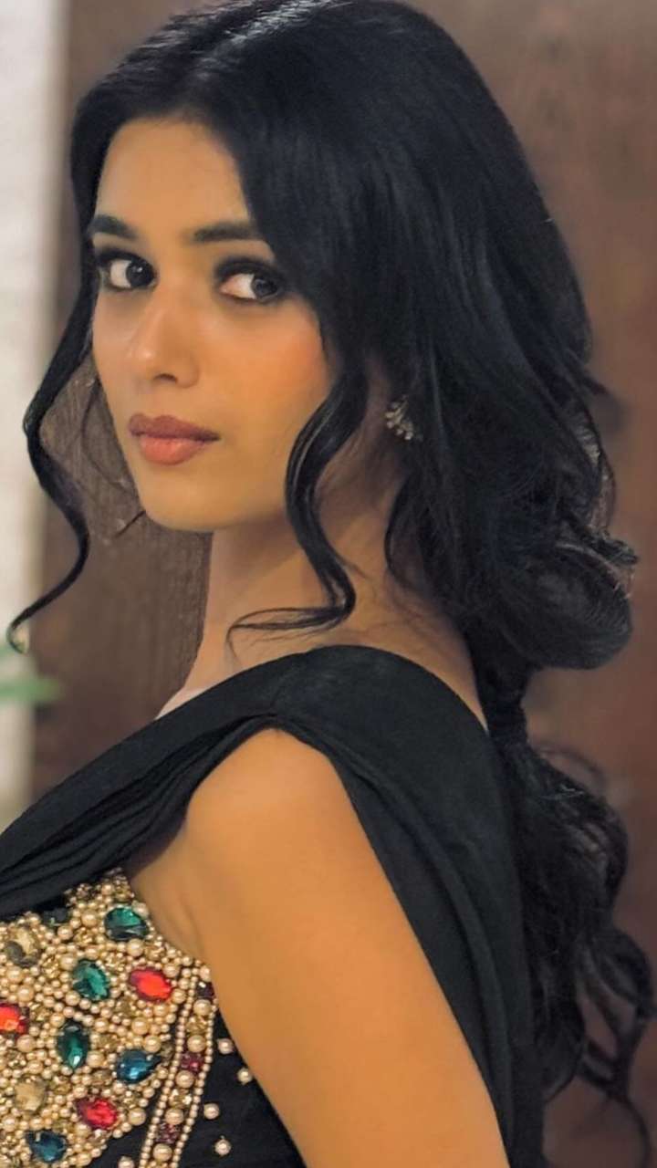 5 Beautiful Hairstyles By Neha Solanki For Saree