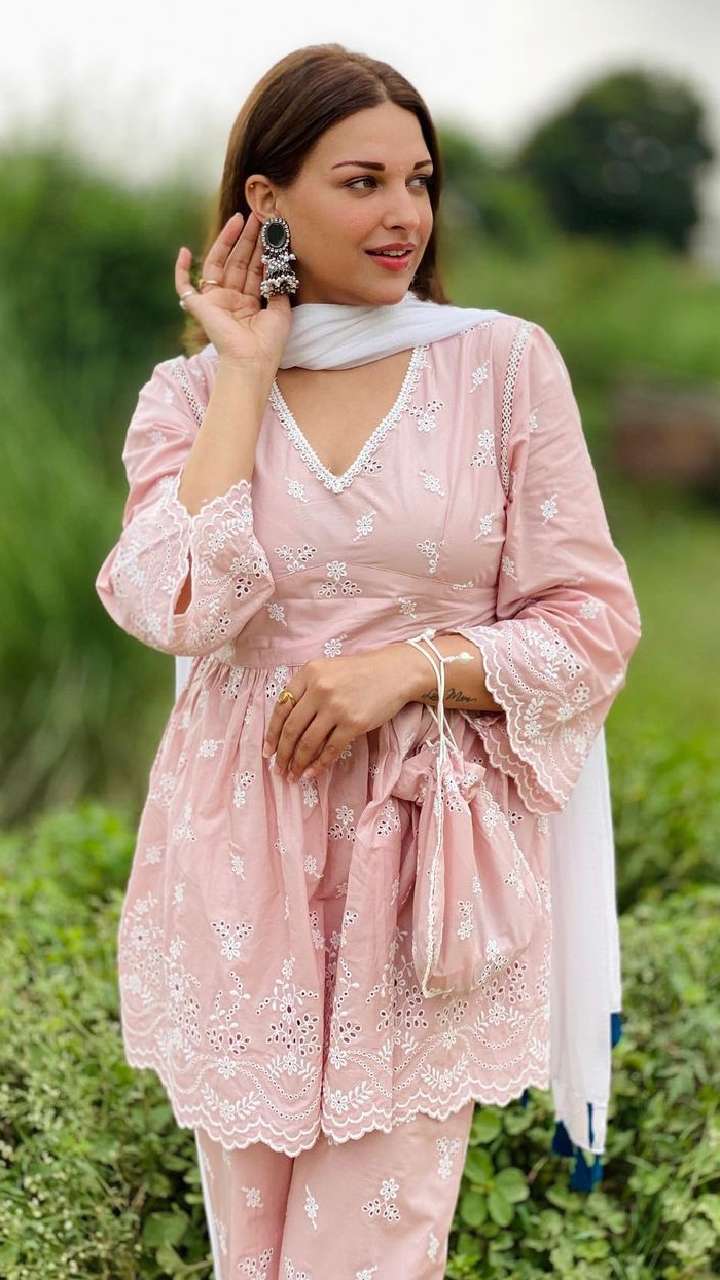 5 Stylish Suits By Himanshi Khurana For Spring Season