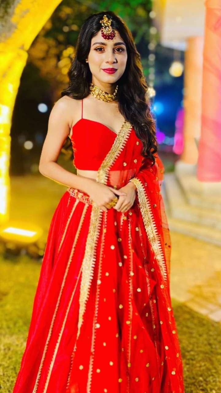 5 Stunning Lehengas By Adrija Roy For Your BFF Wedding 5 Stunning Lehengas By Adrija Roy For Your BFF Wedding