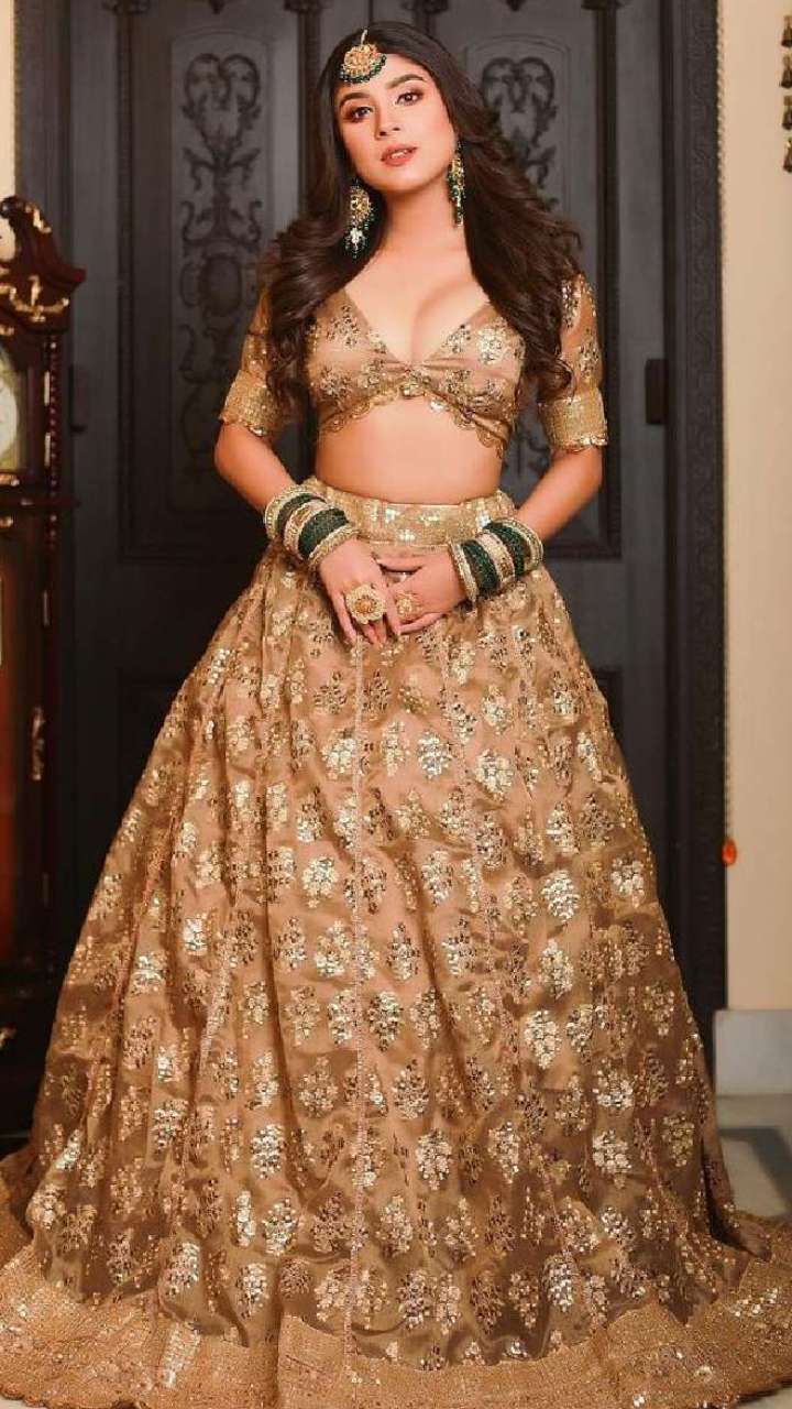 5 Stunning Lehengas By Adrija Roy For Your BFF Wedding 5 Stunning Lehengas By Adrija Roy For Your BFF Wedding