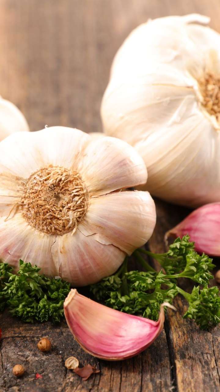 How To Make Garlic Hair Mask To Get Rid Of Dandruff?
