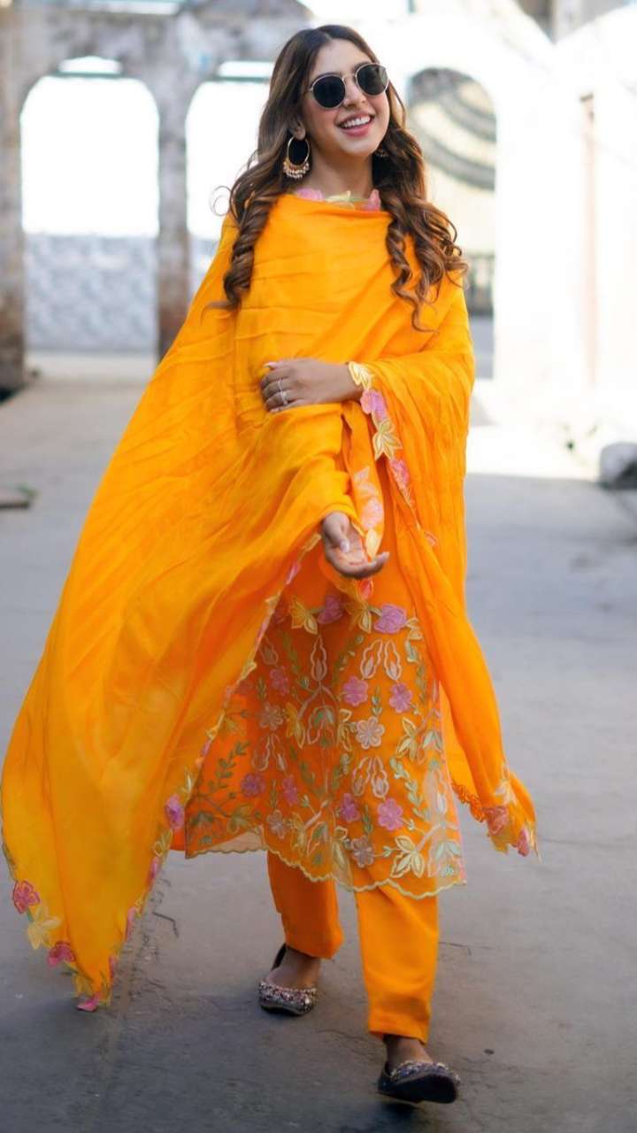 6 Pretty & Comfy Suit Sets By Niti Taylor For Summer Office Look